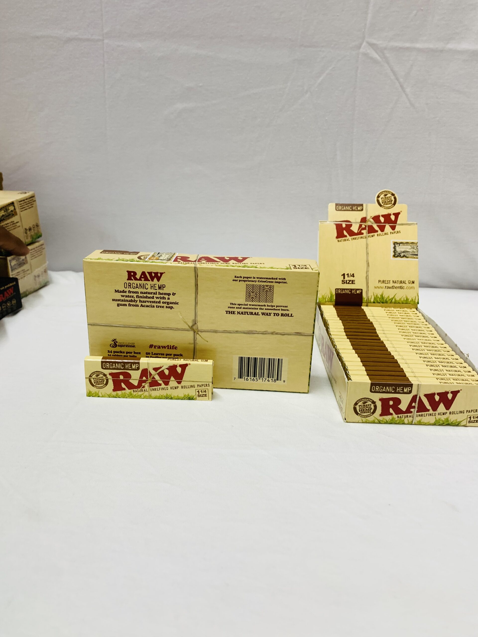 RAW ROLL PAPERS 1-1/4 24ct – A & D Wholesale 716